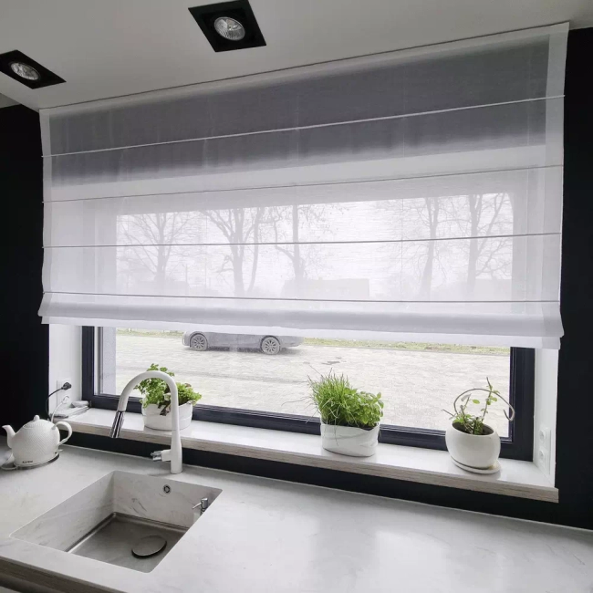 Roleta rzymska szyta na wymiar do kuchni, którą można prać